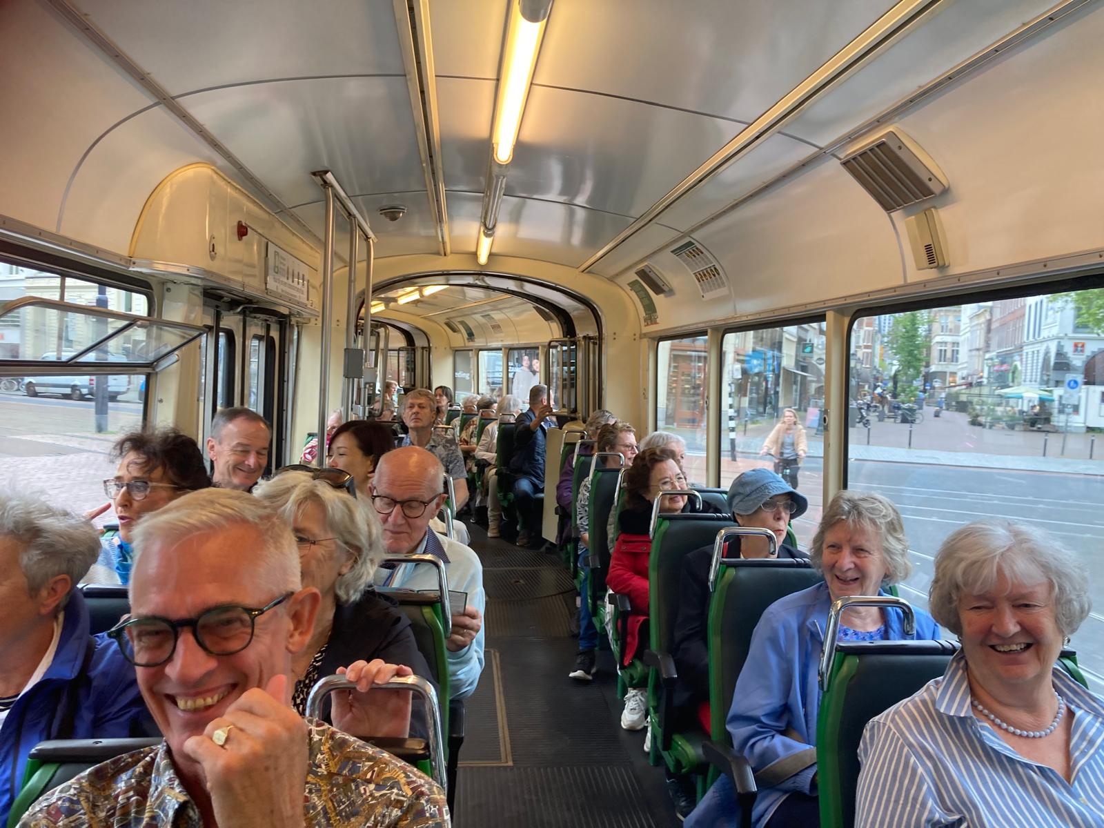 Samen in een bomvolle historische tram door Rotterdam!